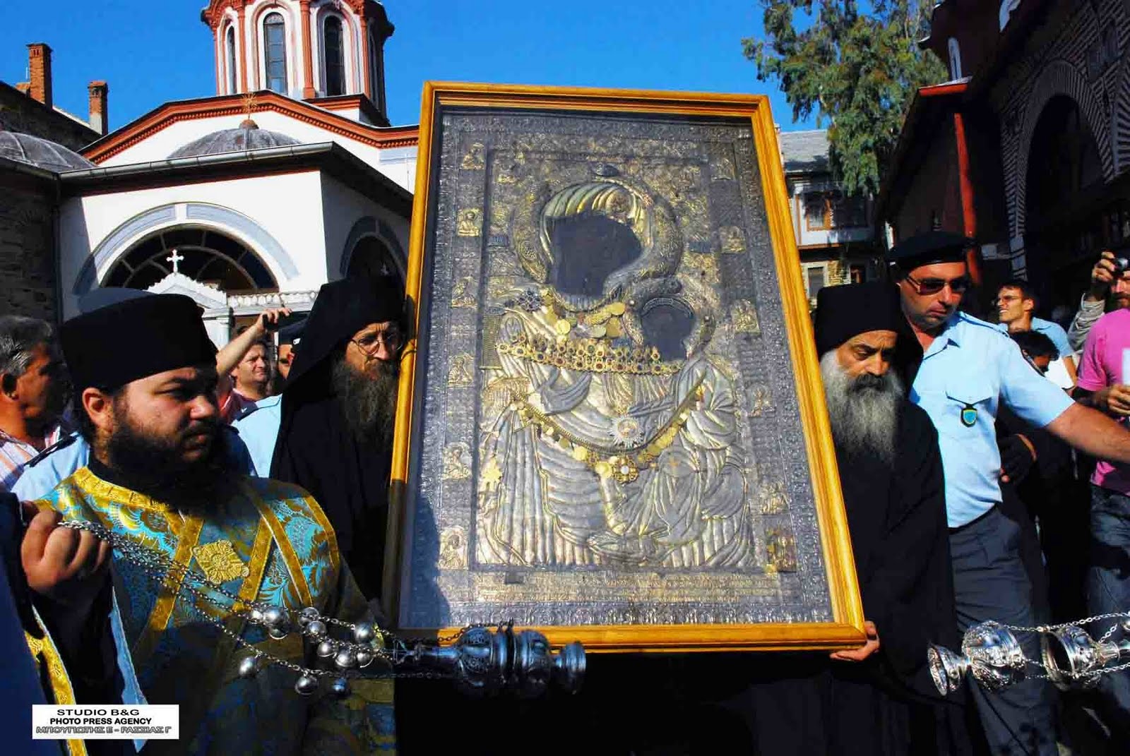 ΕΣΒΗΣΕ ΣΧΕΔΟΝ Η ΦΩΤΙΑ ΣΤΟ ΑΓΙΟΝ ΟΡΟΣ, ΜΕΤΑ ΤΗΝ ΞΑΦΝΙΚΗ ΒΡΟΧΗ ...